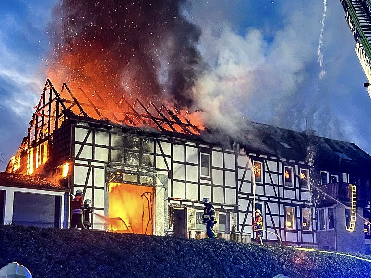 Hausbrand in Schönhagen, Feuerwehr an Heiligabend im Großeinsatz | Northeim jetzt