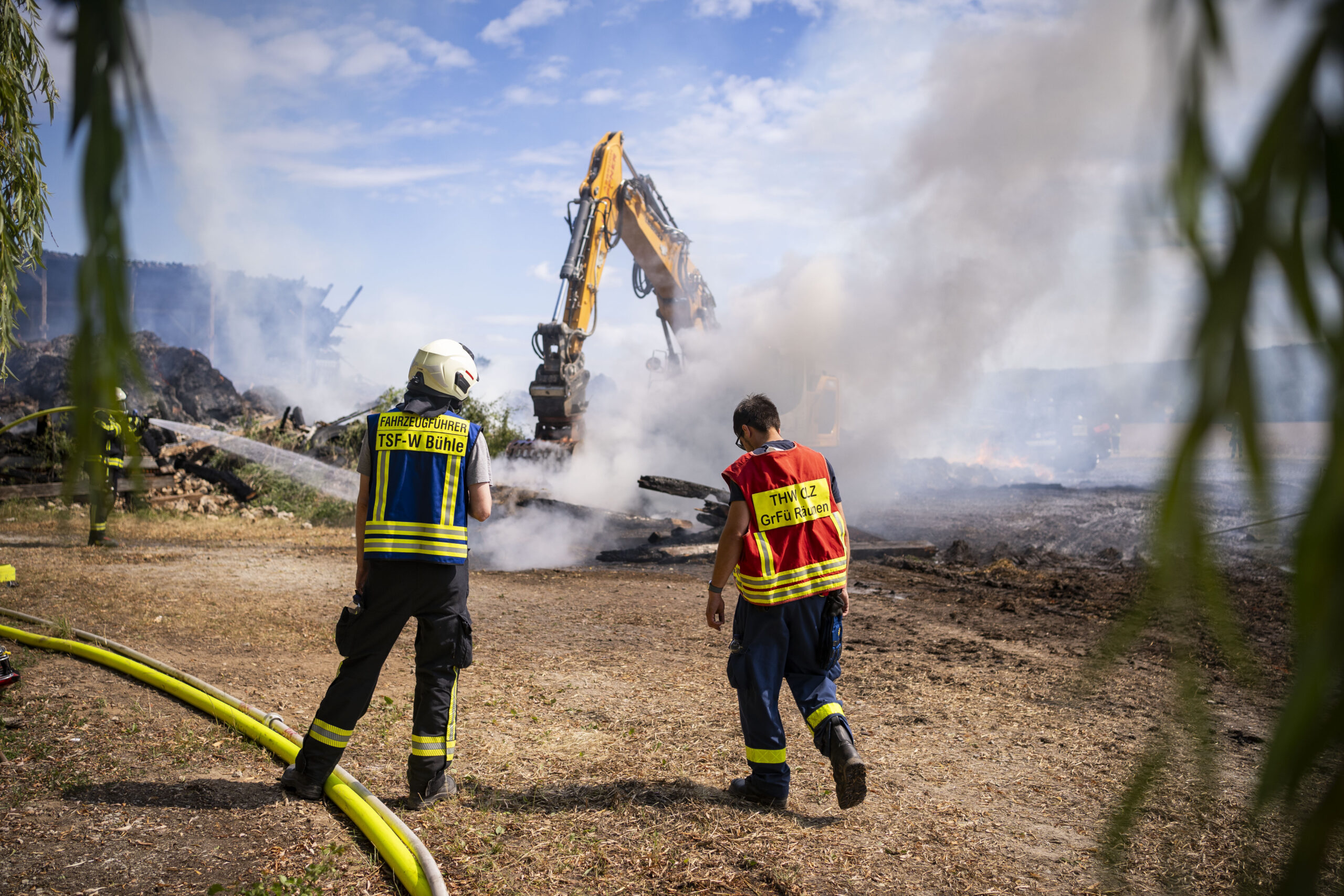 Stundenlanger Scheunenbrand nahe Sudheim: Mit 3.500 Liter pro Minute gegen Feuer und Verkehr ...